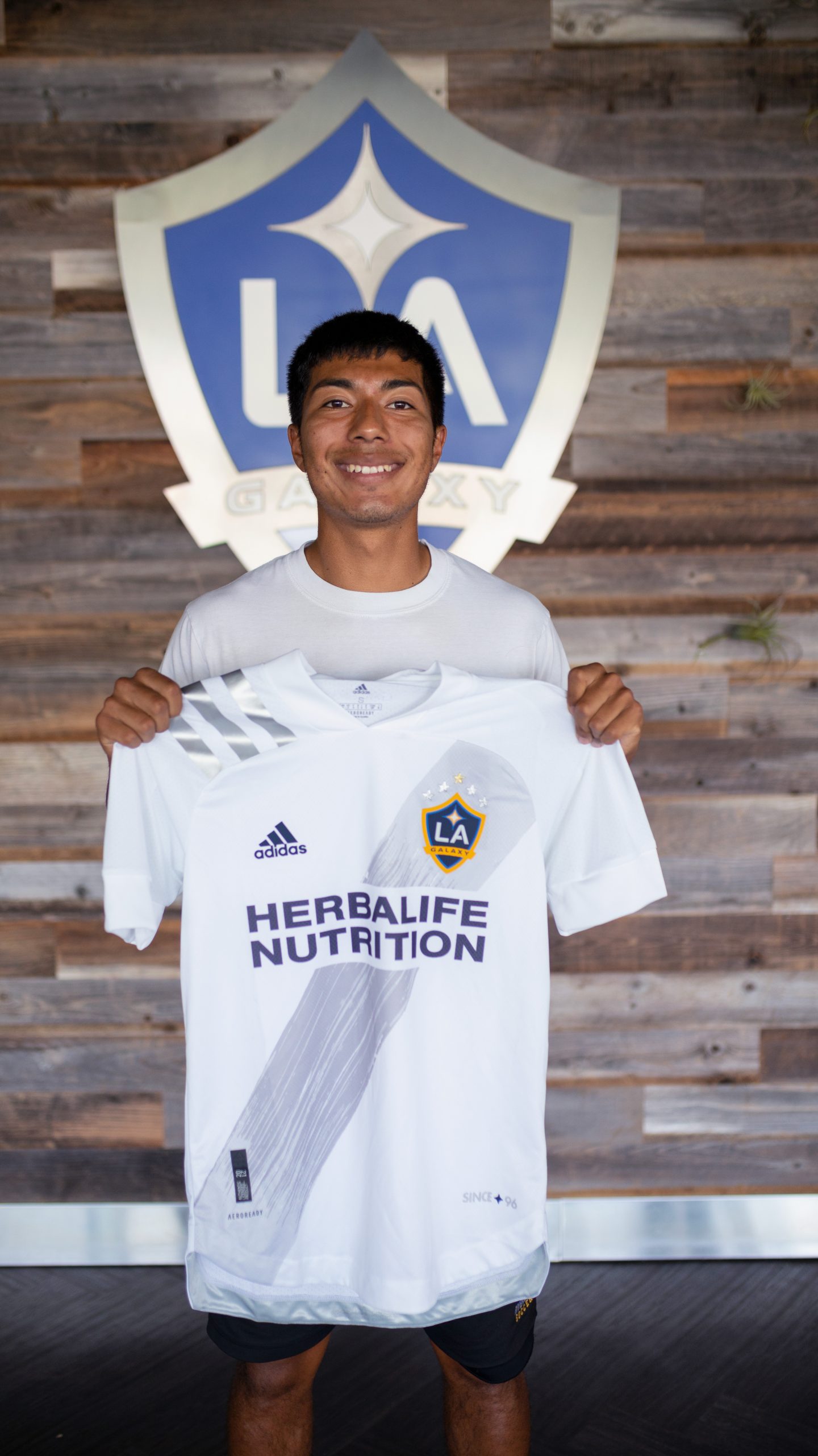 LA Galaxy ficha al mediocampista Daniel Aguirre y adquiere al defensa ...